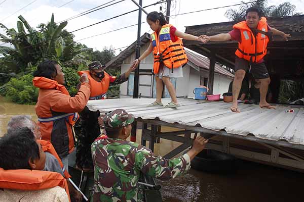 Banjir Terus Meninggi Tim Sar Gabungan Evakuasi Warga Di Banjar Kalsel