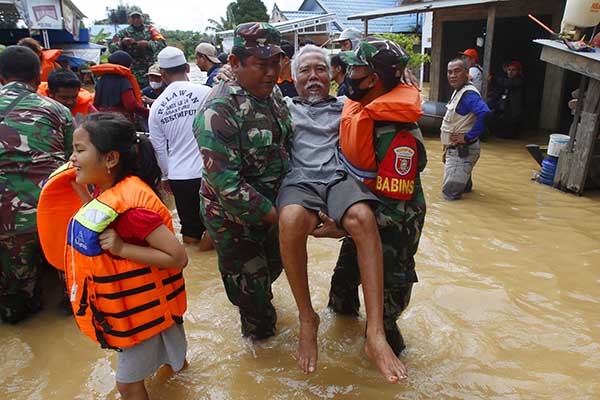 Banjir Terus Meninggi Tim Sar Gabungan Evakuasi Warga Di Banjar Kalsel