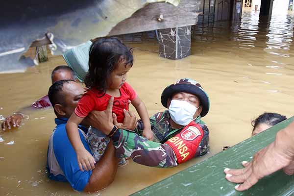 Banjir Terus Meninggi Tim Sar Gabungan Evakuasi Warga Di Banjar Kalsel